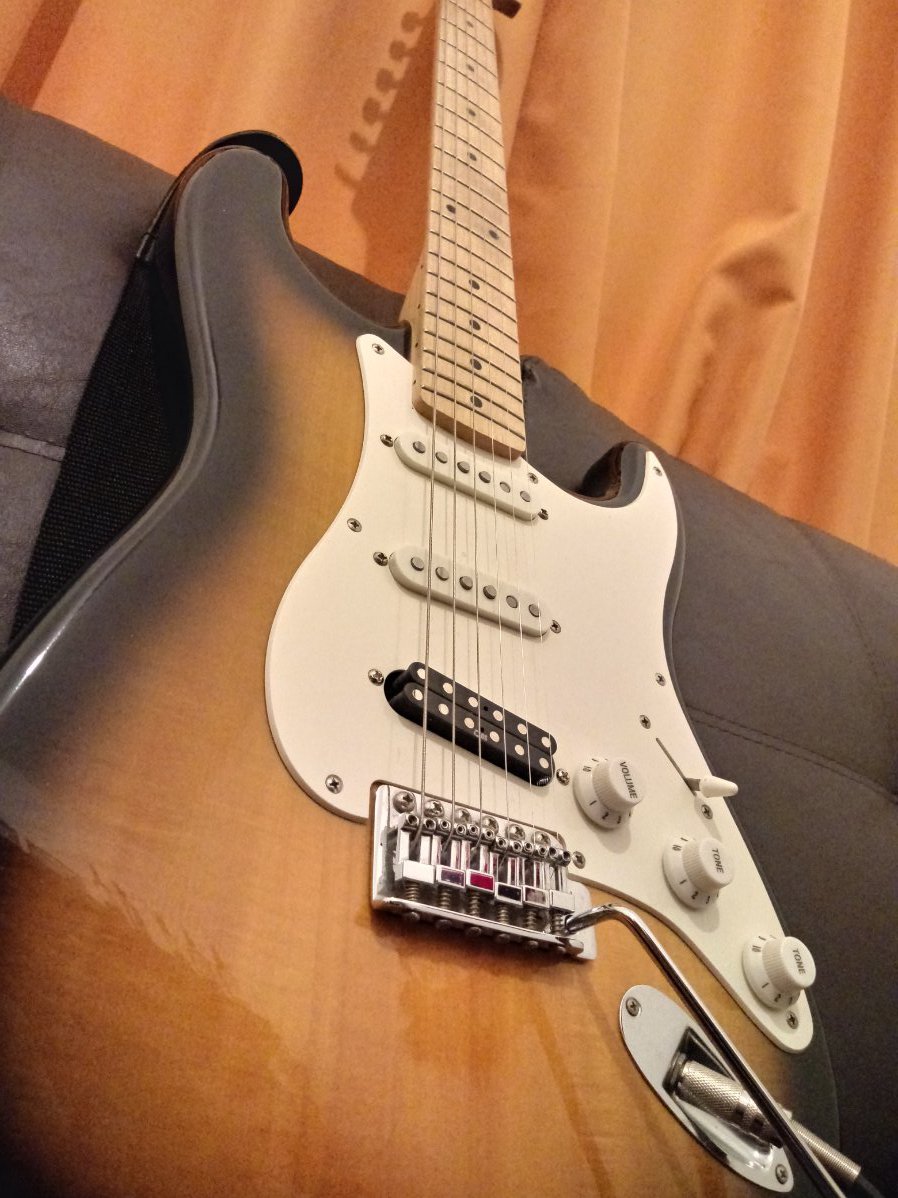 Squier Affinity Stratocaster SSS con mejoras - Exp Personal - Guitarras - Musiquiatra