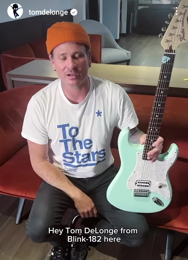 Vuelve la Fender Tom Delonge Stratocaster - Guitarras - Musiquiatra