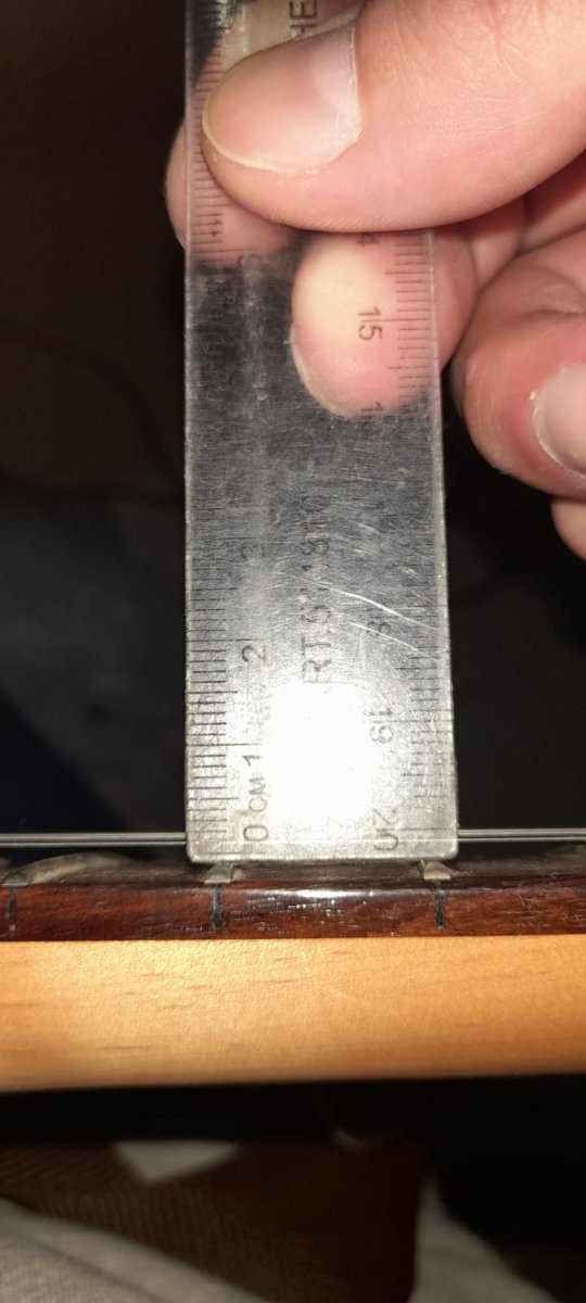 Tengo problemas al estirar las notas mas agudas desde traste 12 hacia ...